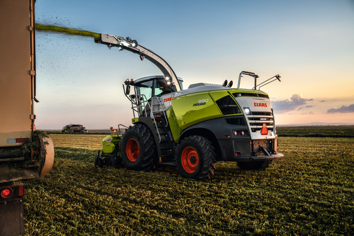 Claas introduce new top-of-the-range 925hp Jaguar 990, 4.5m ORBIS maize ...